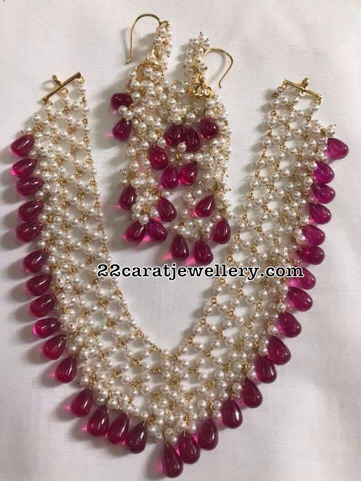 Grand Look 18carat Gold Necklace Sets - Jewellery Designs