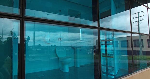 ESQUERDOPATIA: BANHEIROS TRANSPARENTES, COCOZÃO GIGANTE.