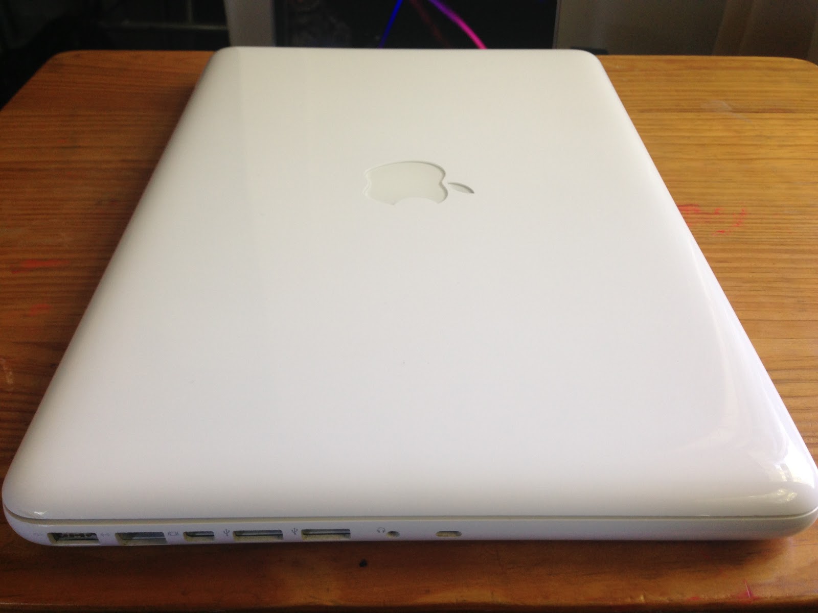 A Shoulder To Lean On: MacBook (13-inch, Late 2009) White Unibody ...