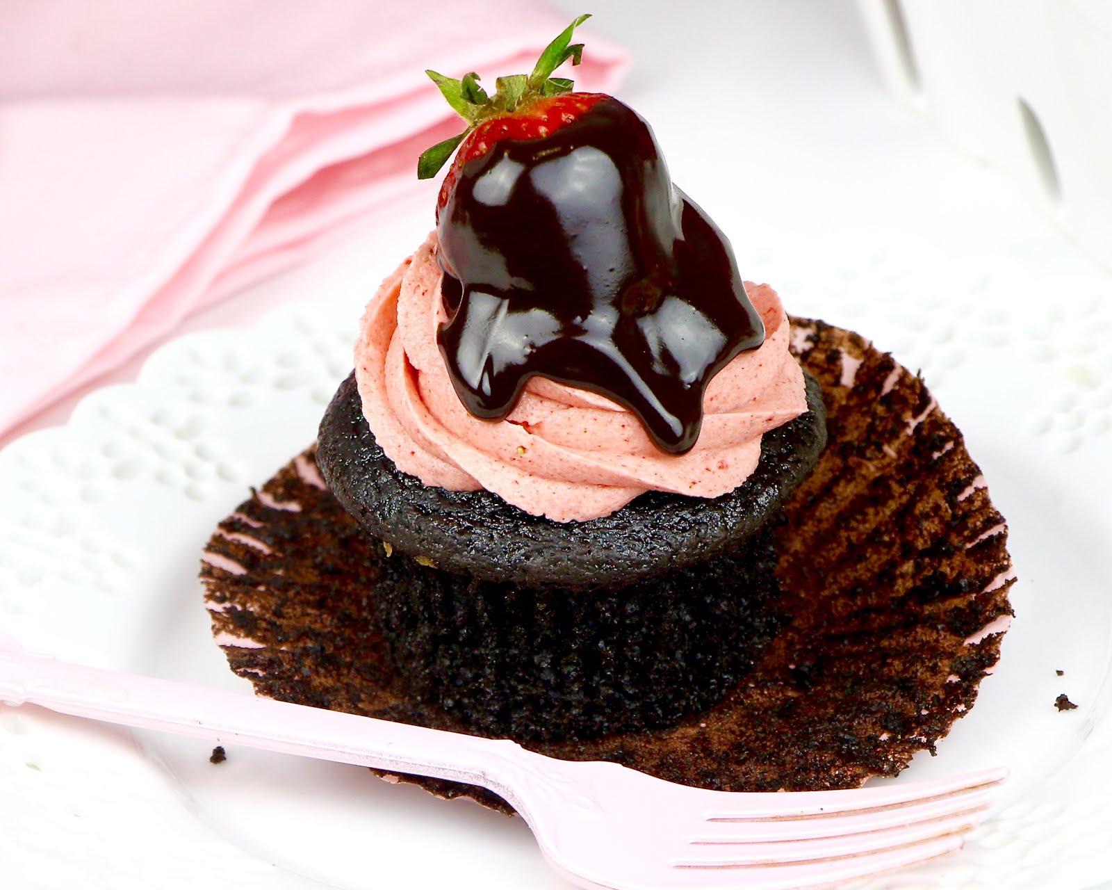 {VIDEO} Chocolate Covered Strawberry Cupcakes - The Lindsay Ann