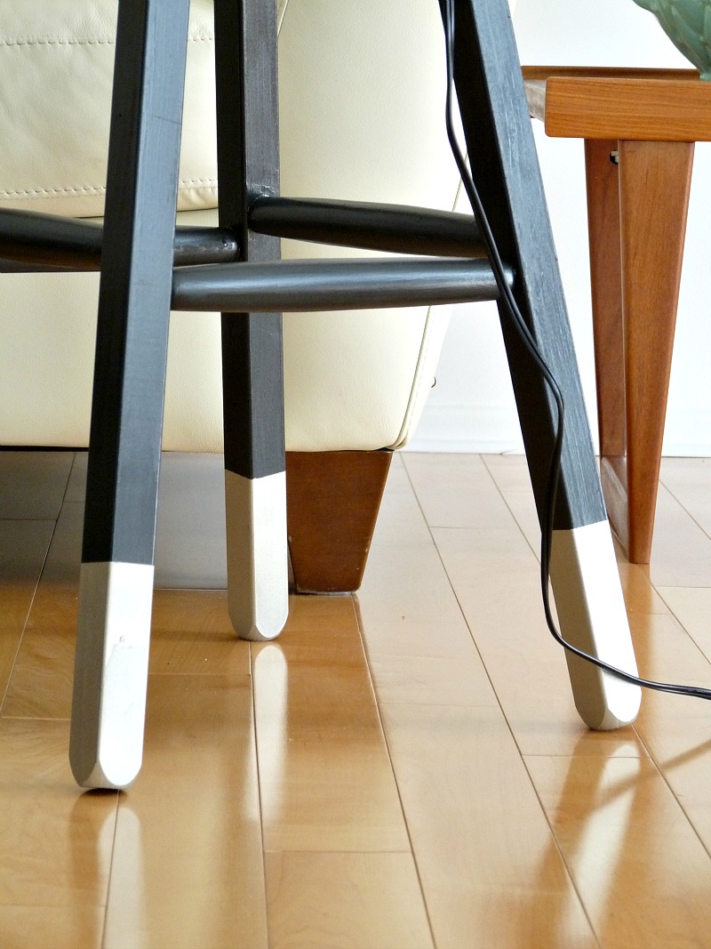 Dipped Leg Furniture Makeover | Dans le Lakehouse