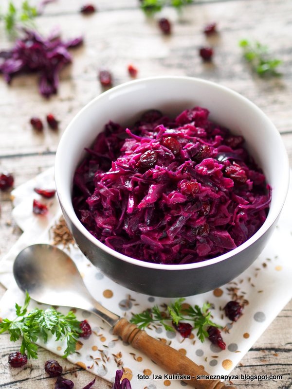 Modra kapusta duszona z jabłkiem i żurawiną | Smaczna Pyza