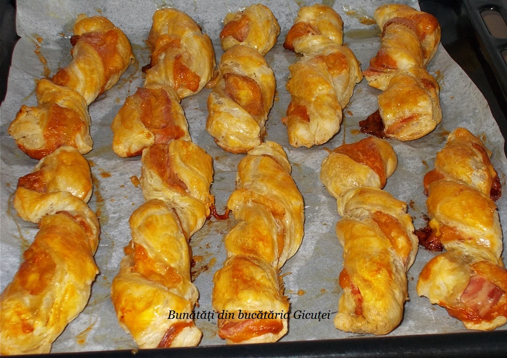 Rulouri din foietaj cu somon si telemea - Bunătăți din bucătăria Gicuței