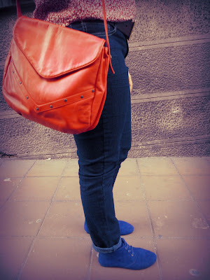 knjiga, mačka i ormar: Osnovne boje: crveno, plavo i žuta mačka