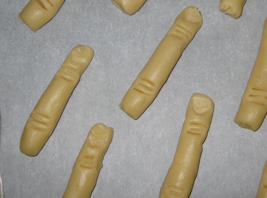 Step by Step in the kitchen: HALLOWEEN FINGER COOKIES