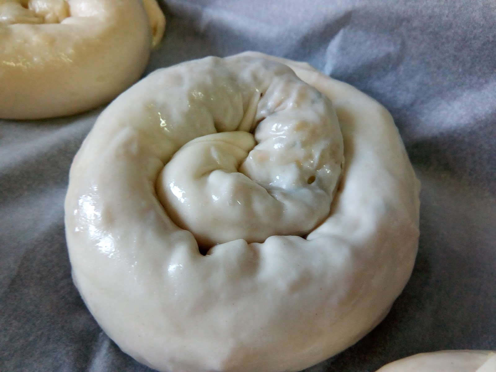 Hellena ...din bucataria mea...: Colacei crocanti cu varza murata si chimen