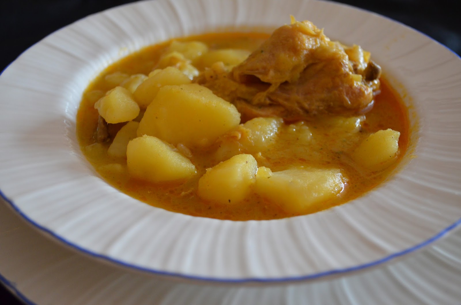 Guiso tradicional de patatas y pollo