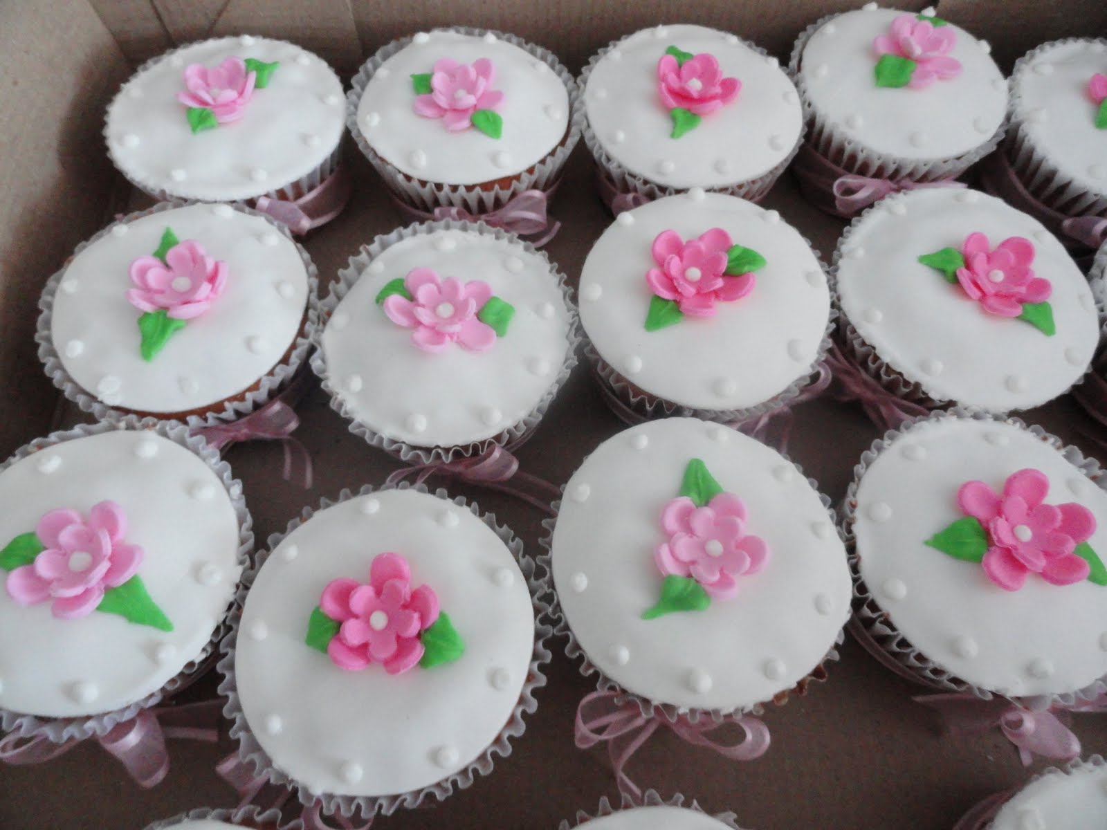 Lucimara Yozia Cake Design: cap cakes