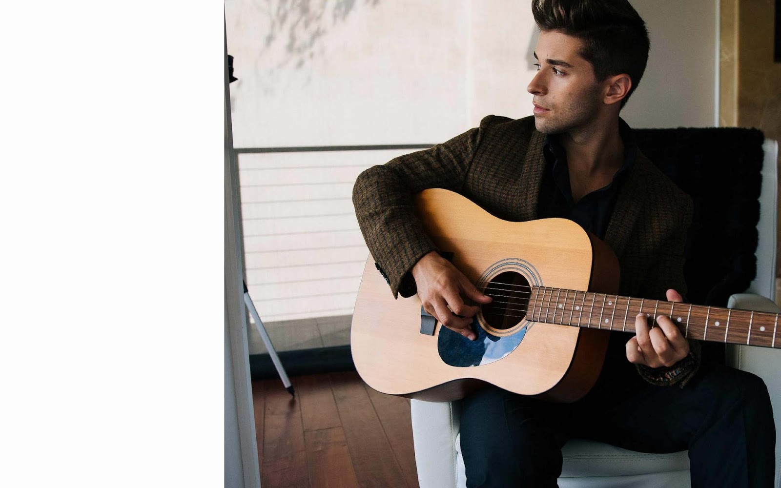 Jake Miller viste gráficos botánicos para NUDE Magazine