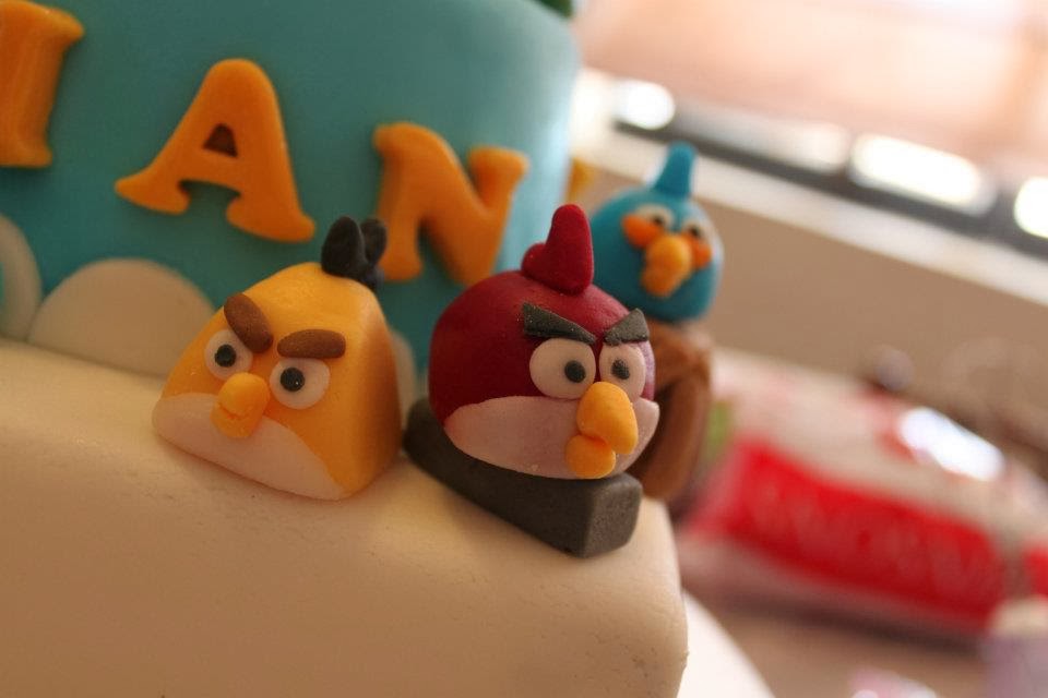Angry Bird Cake - TwinnieFoods