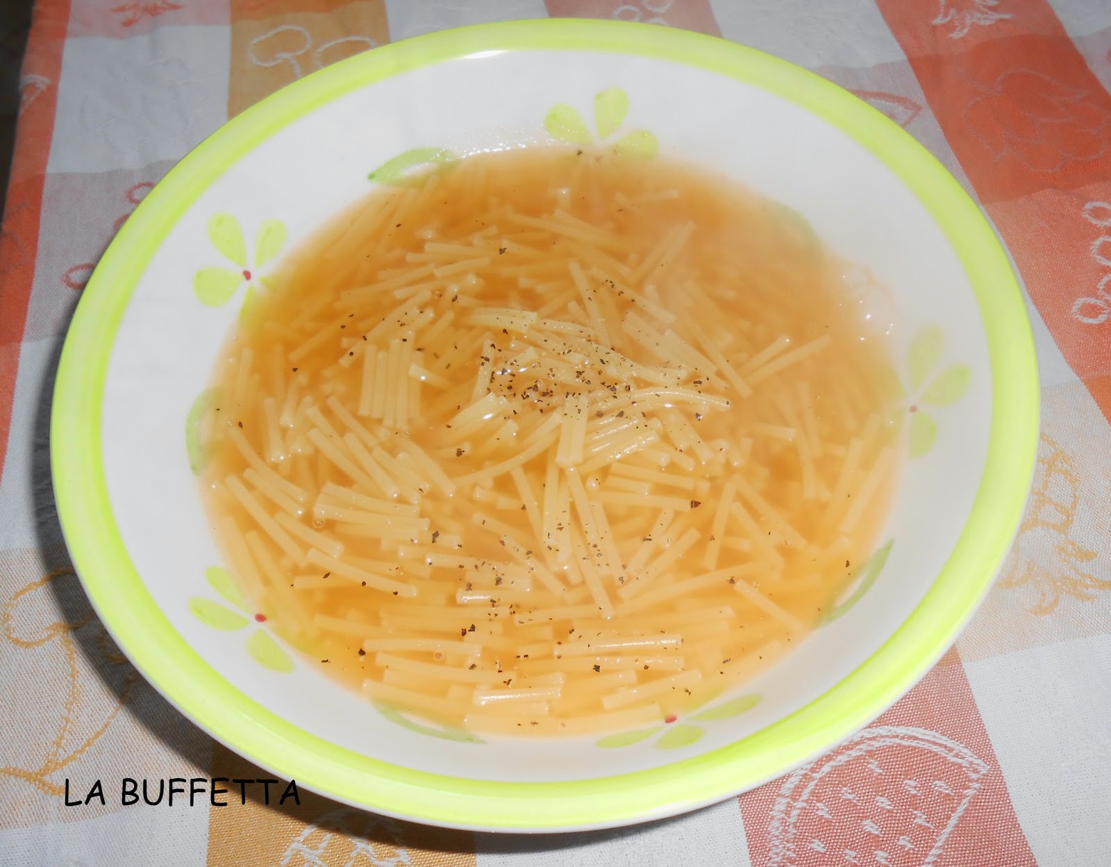 Come tagliare la pasta sfoglia per fare i quadrucci in brodo
