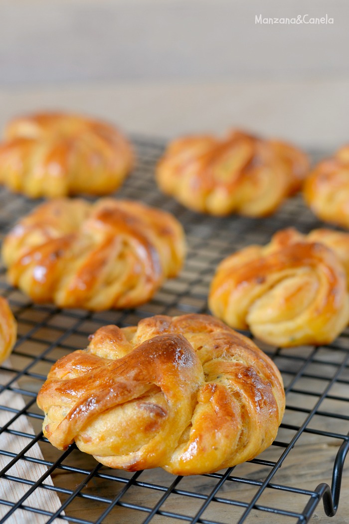Caracolas saladas de tomates secos y queso (taller de pan casero con ...