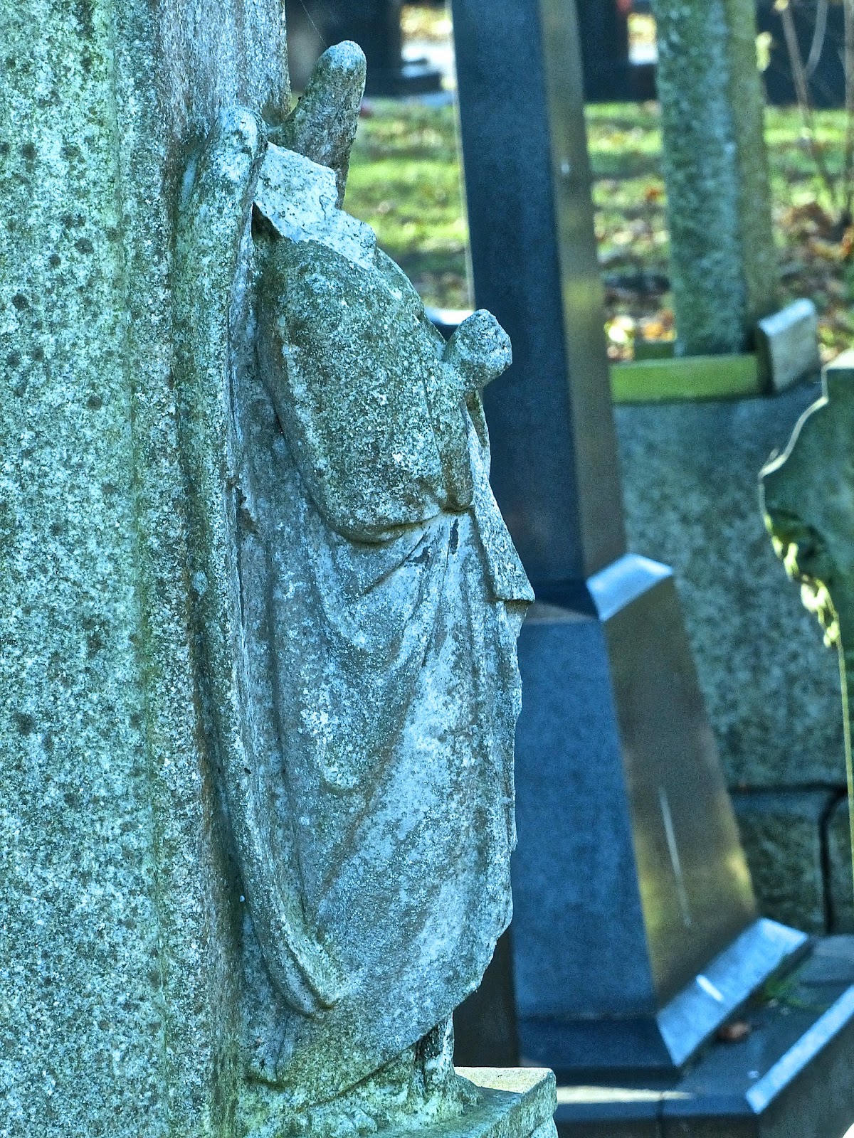 The Graveyard Detective: Headless Angels