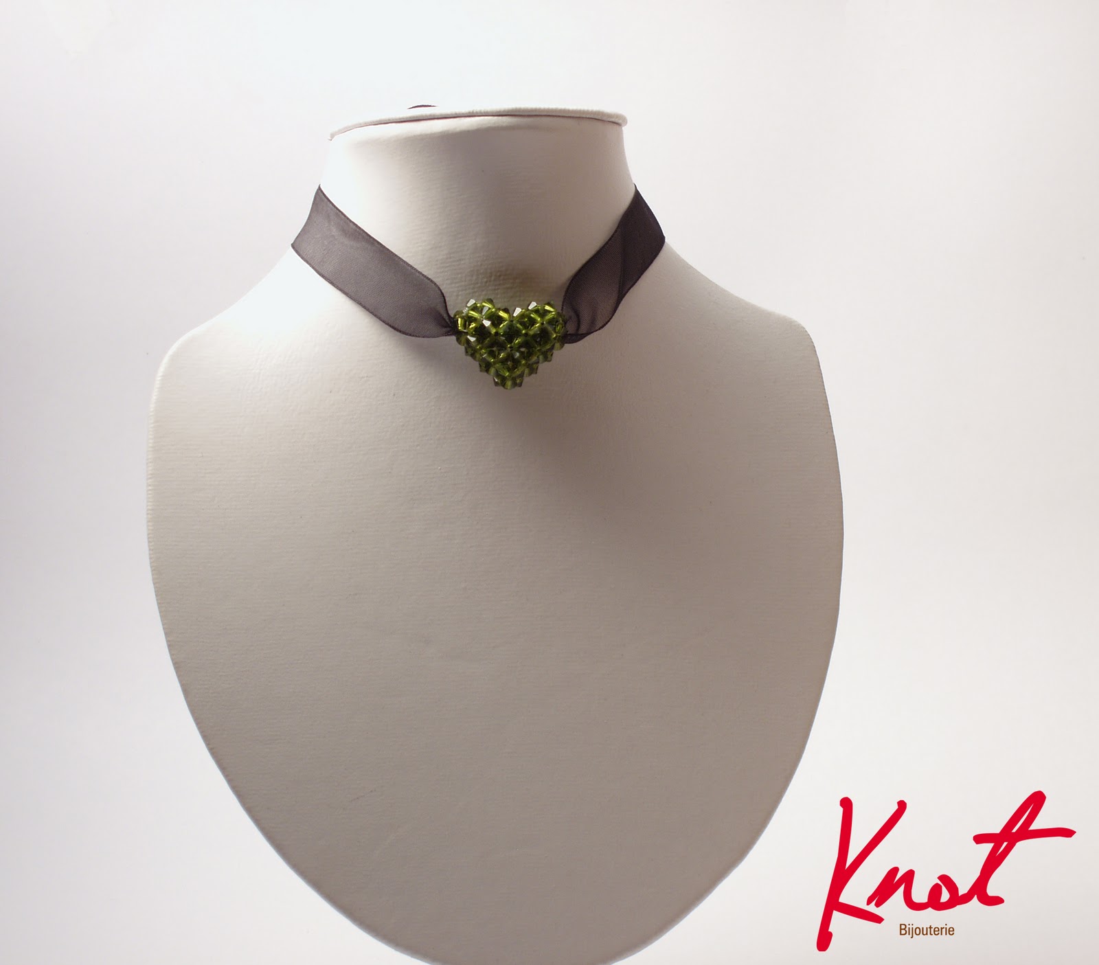 Knot bijouterie by Larizza: Corazón de cristales con listón de organza