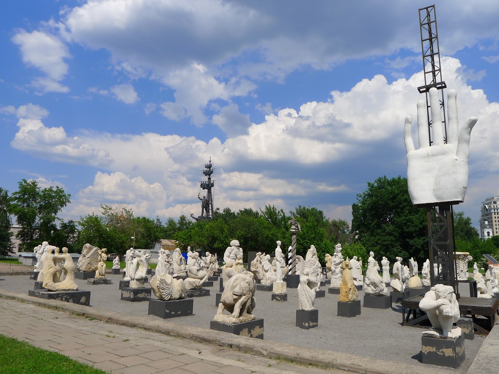 Dorle the Explorer: Statues of Moscow