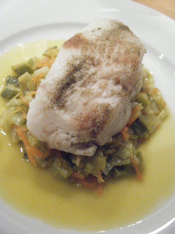 Flétan vapeur et poelée de poireaux carottes: recette lègère