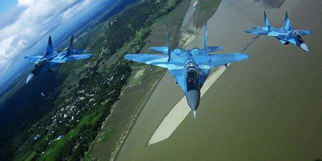 Asian Defence News: Myanmar Air Force MiG-29SE flying over Ayerwaddy River