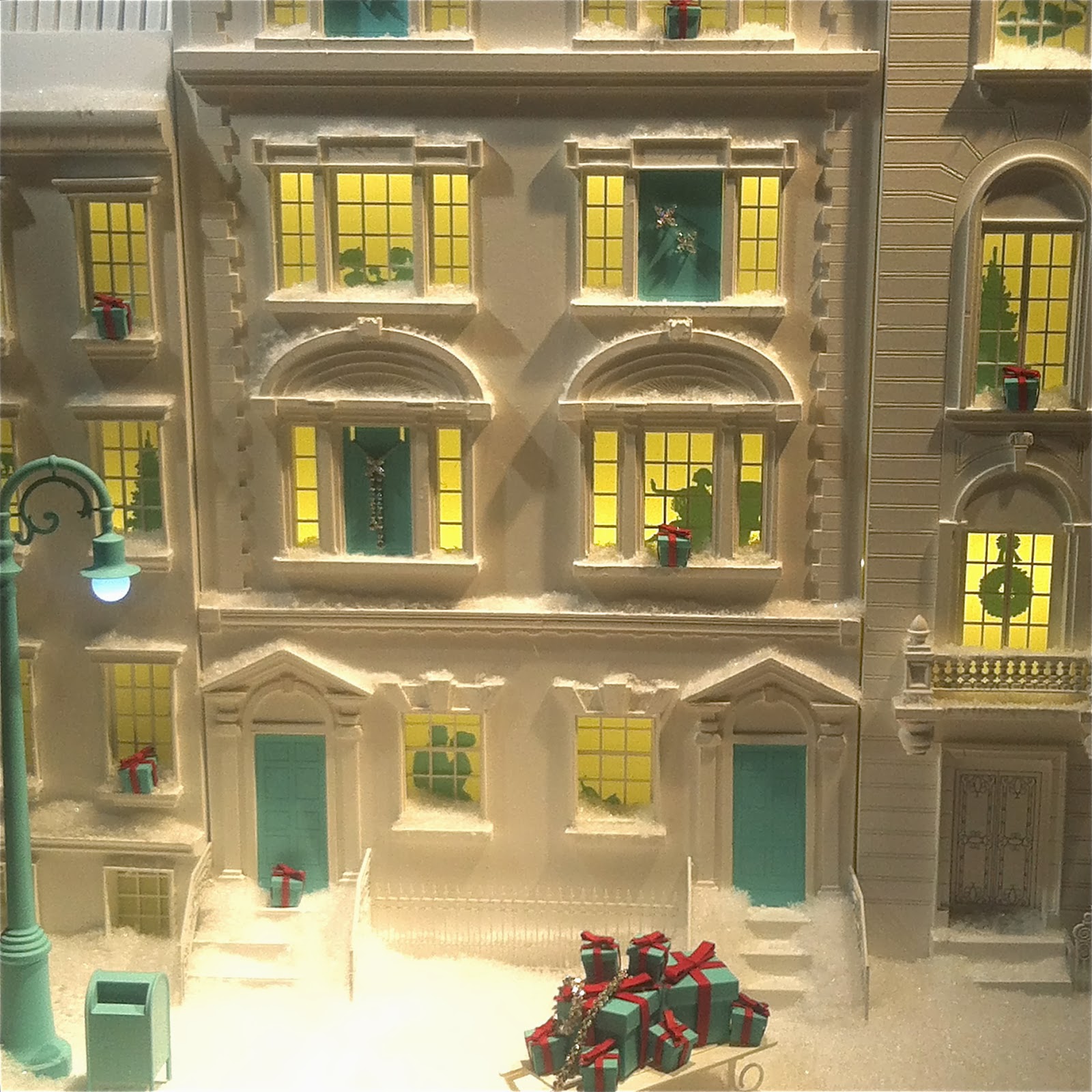 A n z u: Aquamarines and icy diamonds