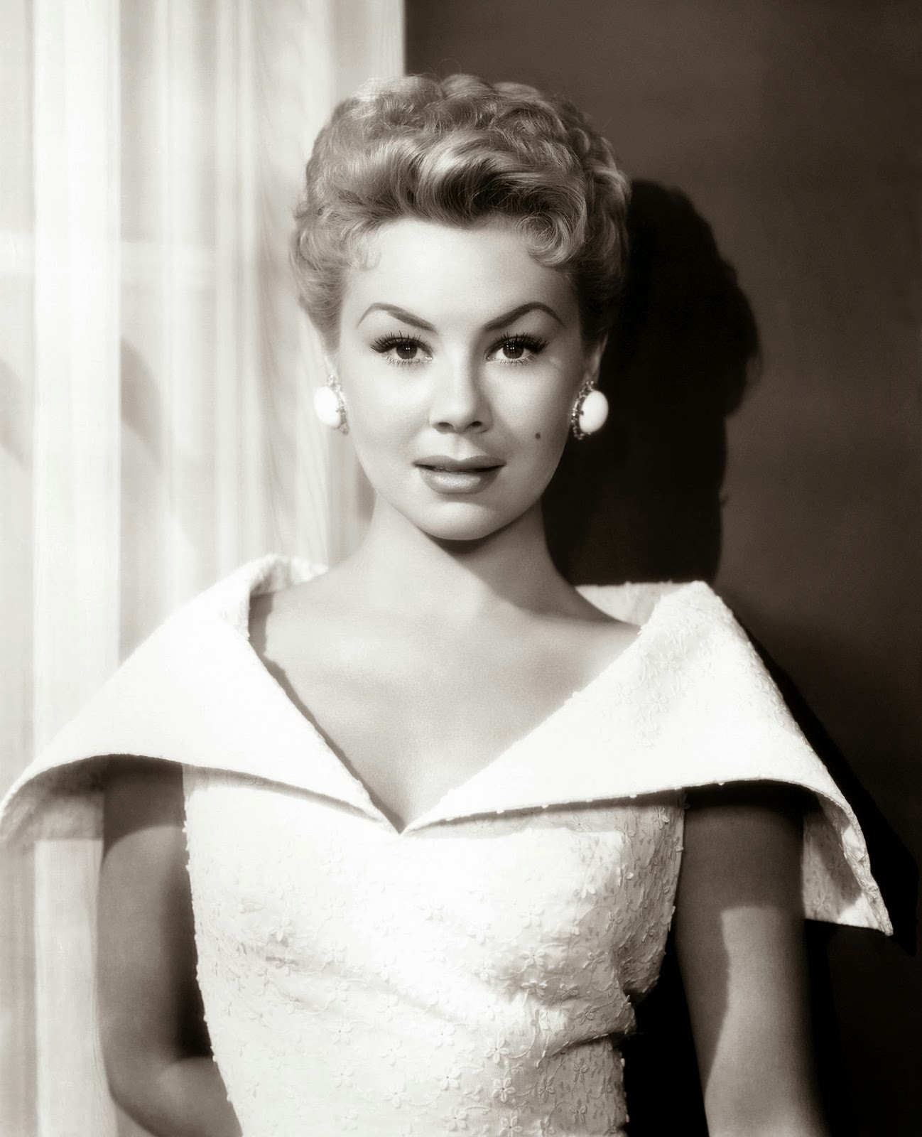 Mitzi Gaynor Blog: Mitzi Gaynor Seen Giving Good Face