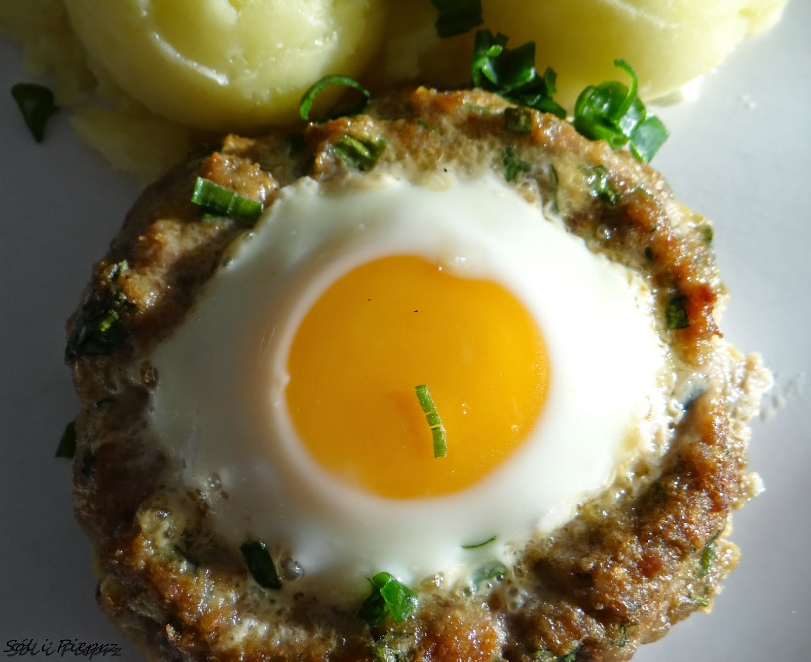 Sól i Pieprz: Kotlet mielony z jajkiem sadzonym