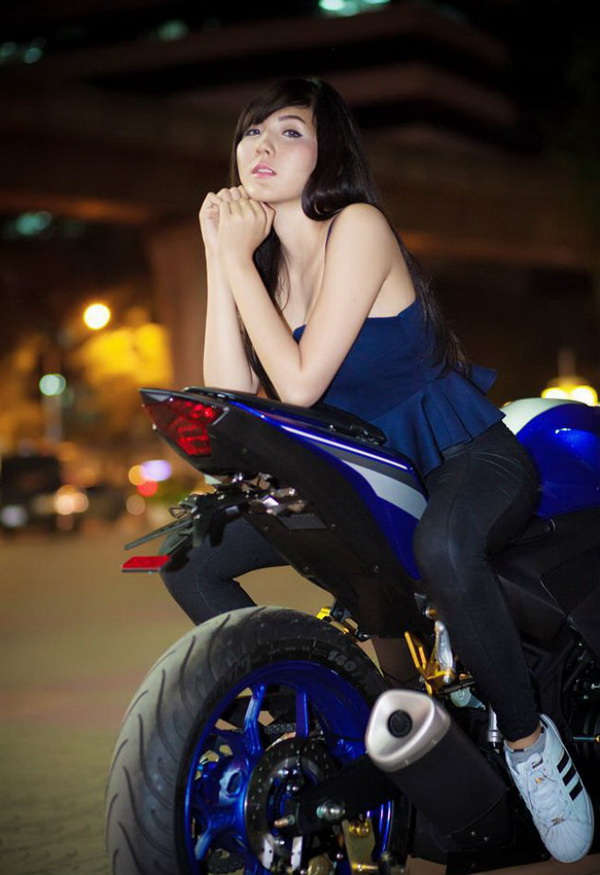 Action Girl Models With Bike Sport Yamaha R3 Blue - Asian Girl