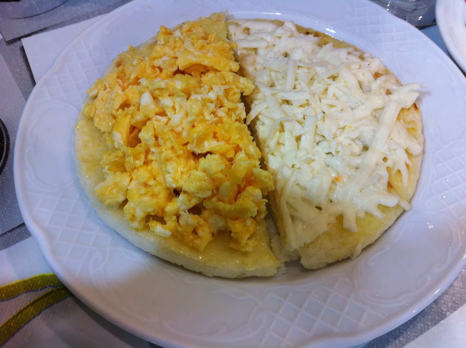 Recetillas Facilillas: Arepa con huevos revueltos y queso