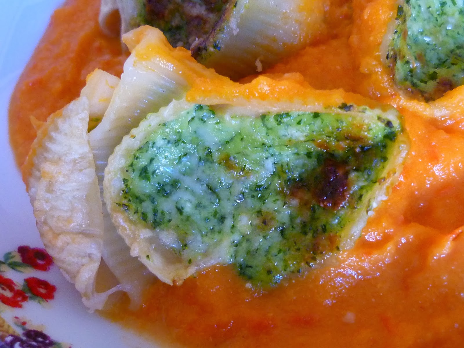 La Chef A: Pasta rellena de pesto cremoso de rúcula con salsa de tomate