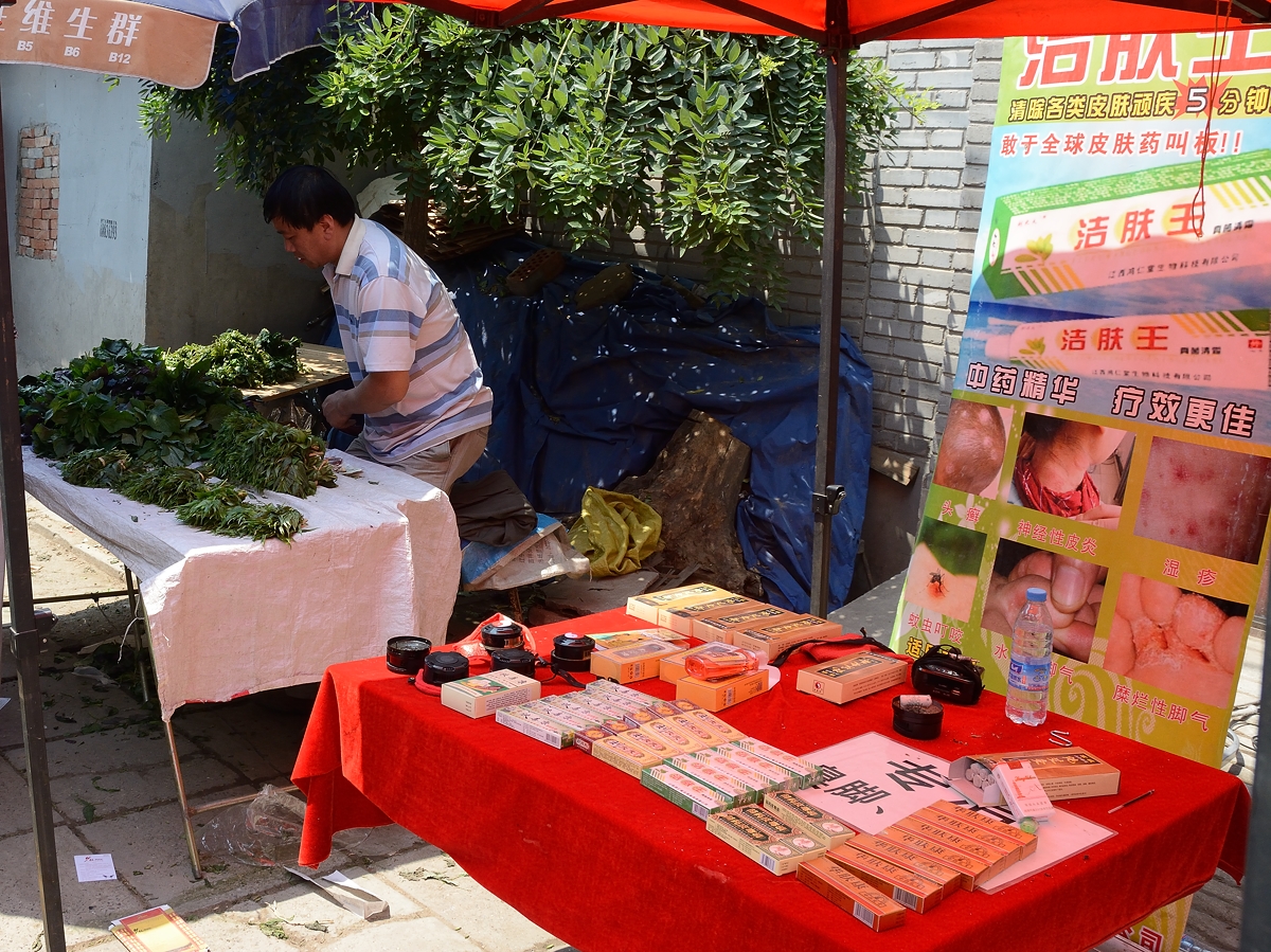 Tom and Margot's Adventures in Photography: Fahaisi Market and Temple