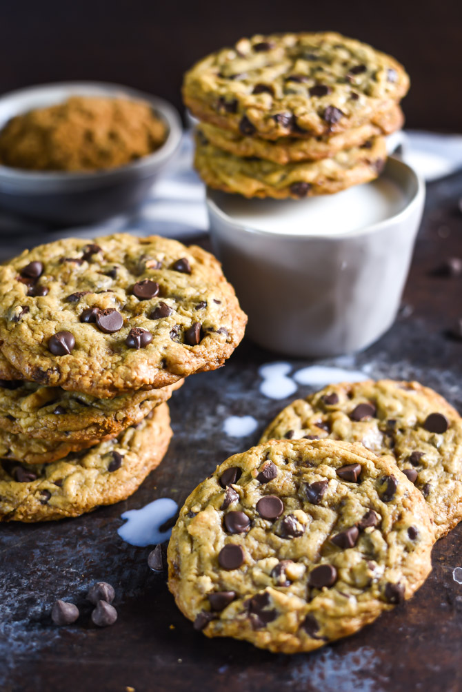 THE BEST CHEWY CAFÉ-STYLE CHOCOLATE CHIP COOKIES