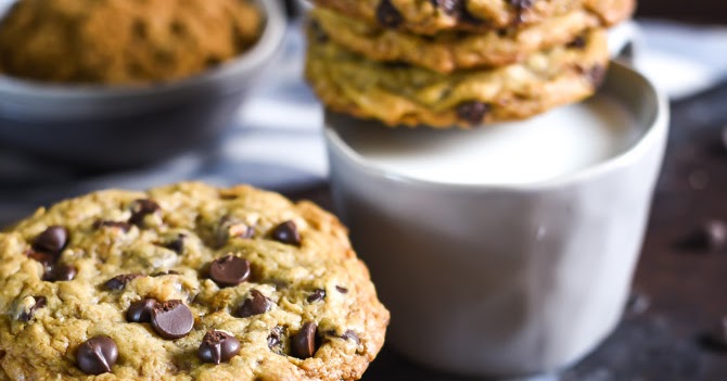 THE BEST CHEWY CAFÉ-STYLE CHOCOLATE CHIP COOKIES