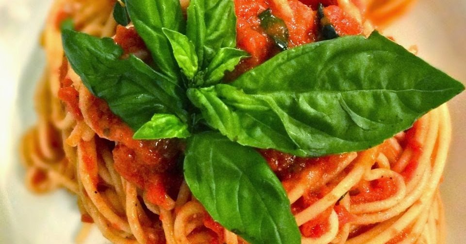 Scrumpdillyicious: Spaghettini with Homemade Tomato Sauce & Basil