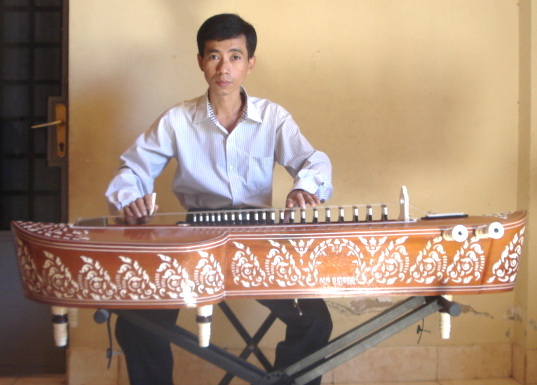 The Music Blog of Sak Bophavann ឯកសារ តន្ត្រី សក់ បុប្ផាវណ្ណ: Takhe Plous