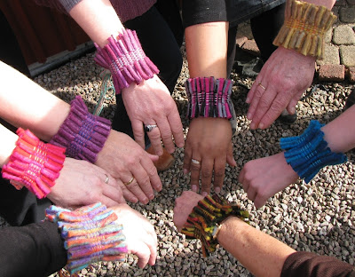 WEVEN = plezier, WEAVING = fun: armbandjes, vilten en weven; bracelets ...