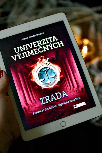 Quacker's Messy Life: Univerzita výjimečných - Zrada - Joelle Charbonneau