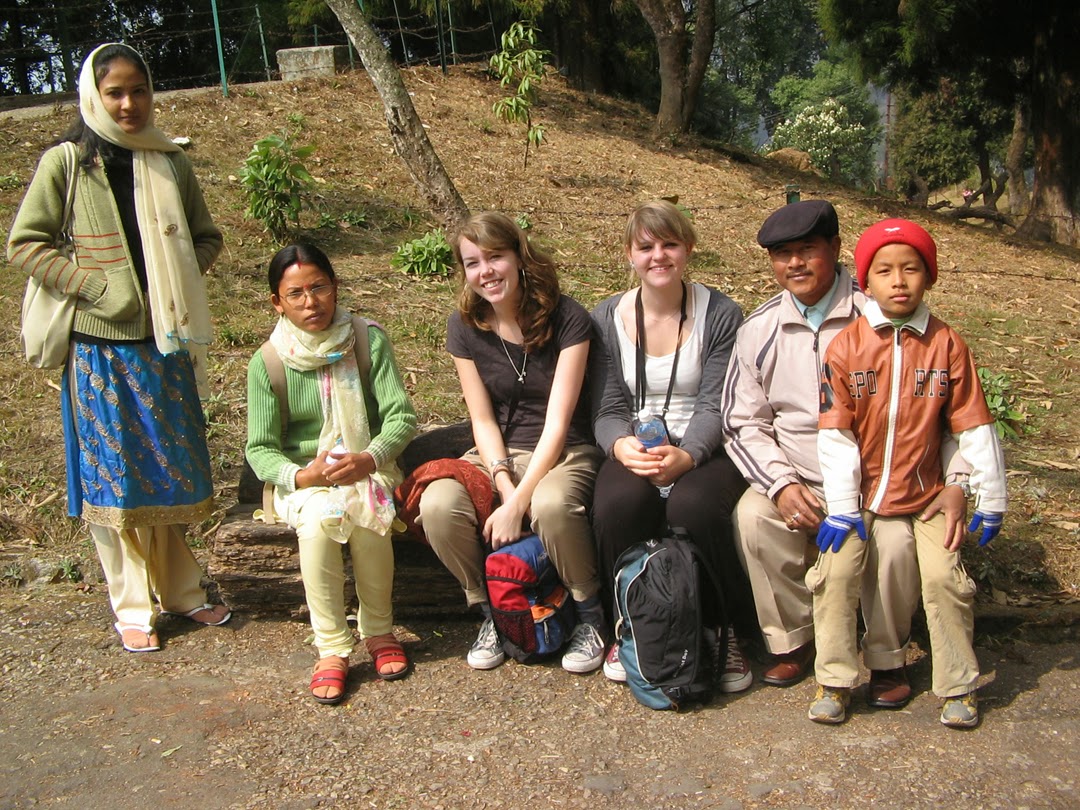 An Assamese Family with Foreigner Travelers at Darjeeling (India). Foto ...