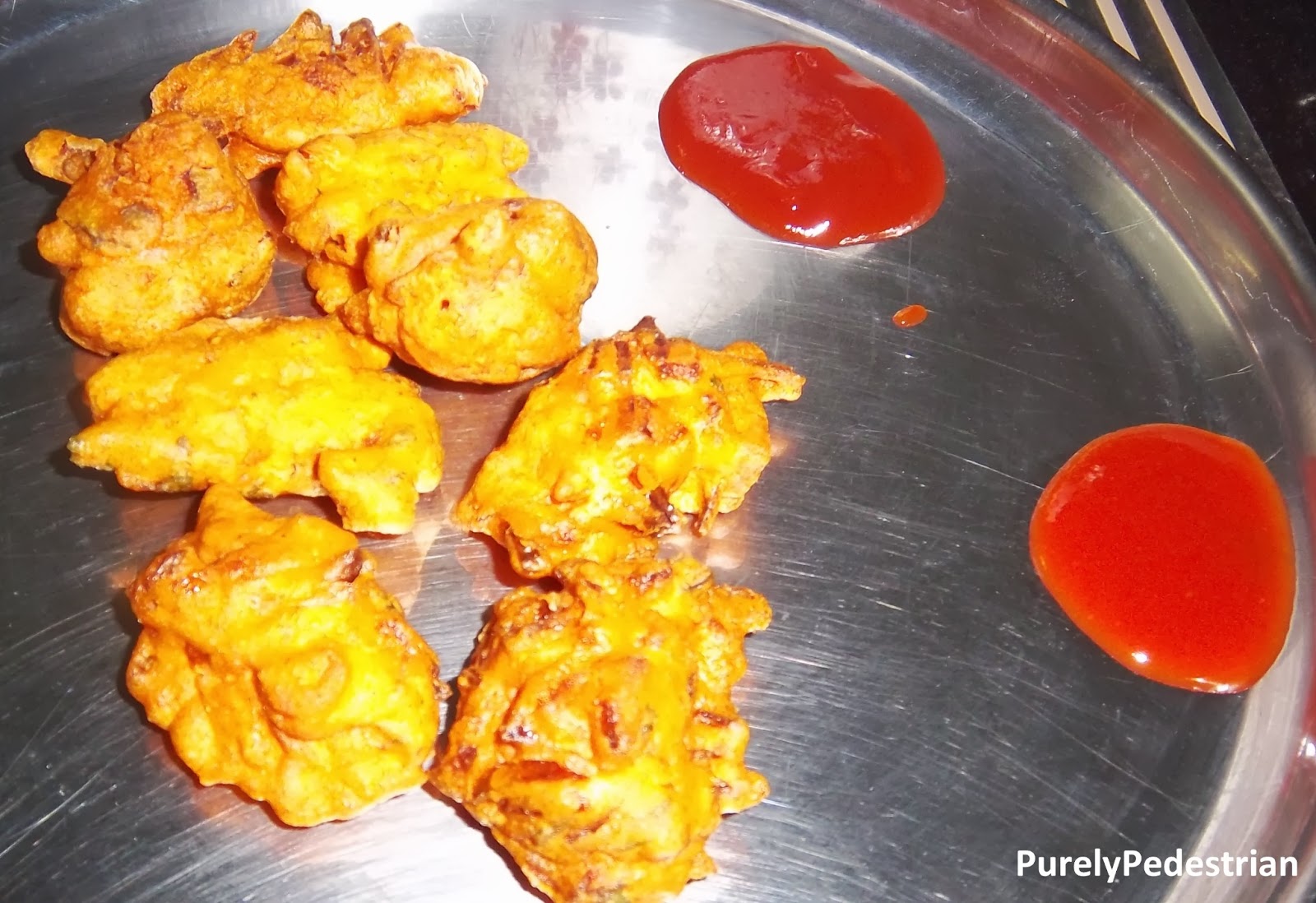 Purely Pedestrian: Aloo Pyaaz Pakoda / Kaanda Batata Bhajia / Potato n ...