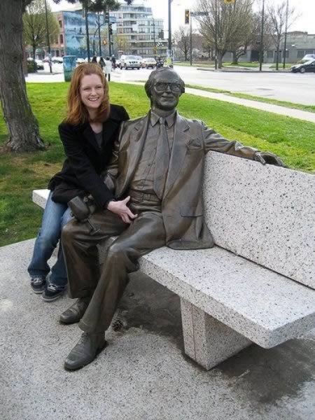 enjoy: Funny pictures with monuments (13 pics)