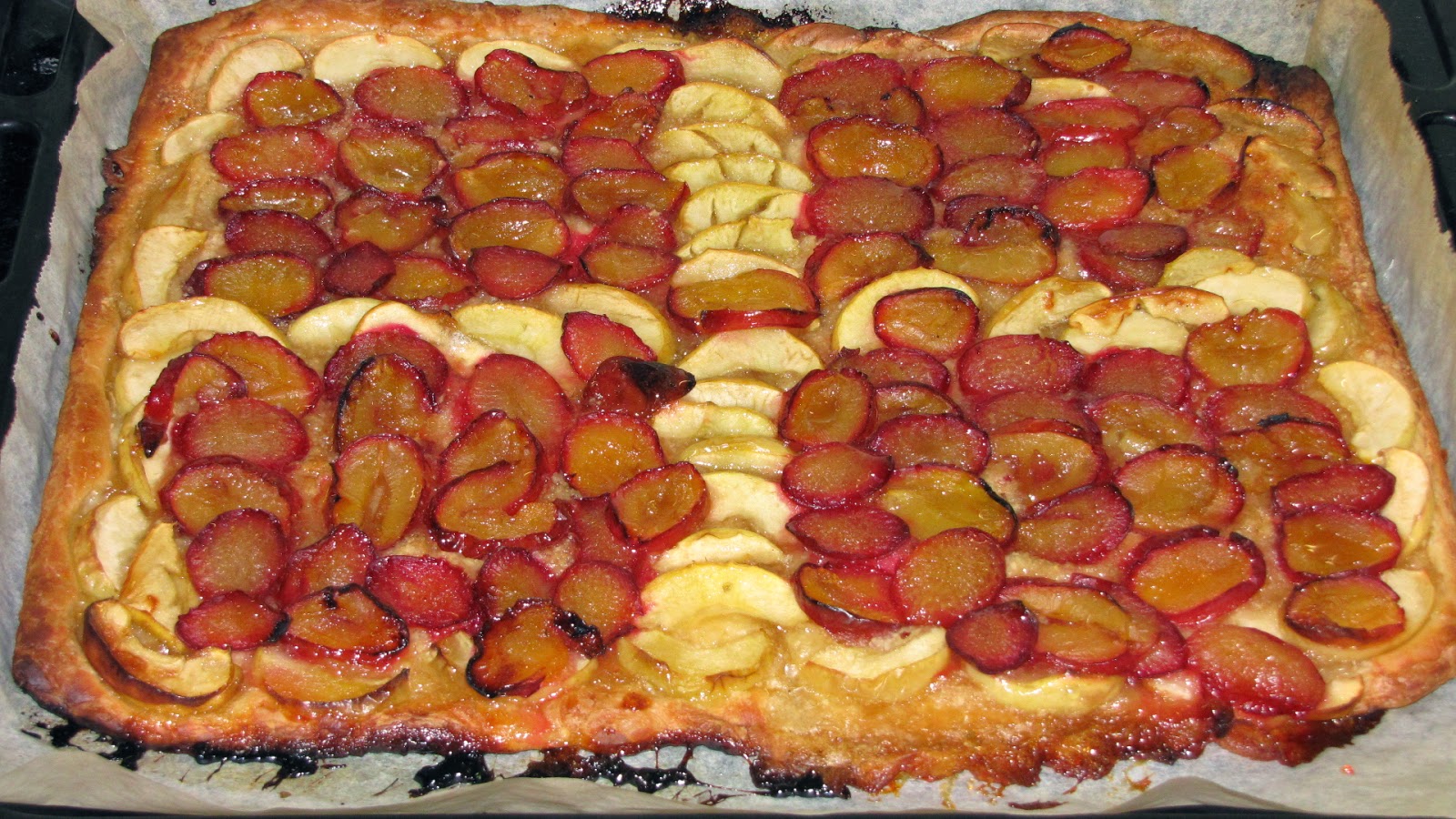 Ploomi plaadikook (pärmi-lehttaignaga)