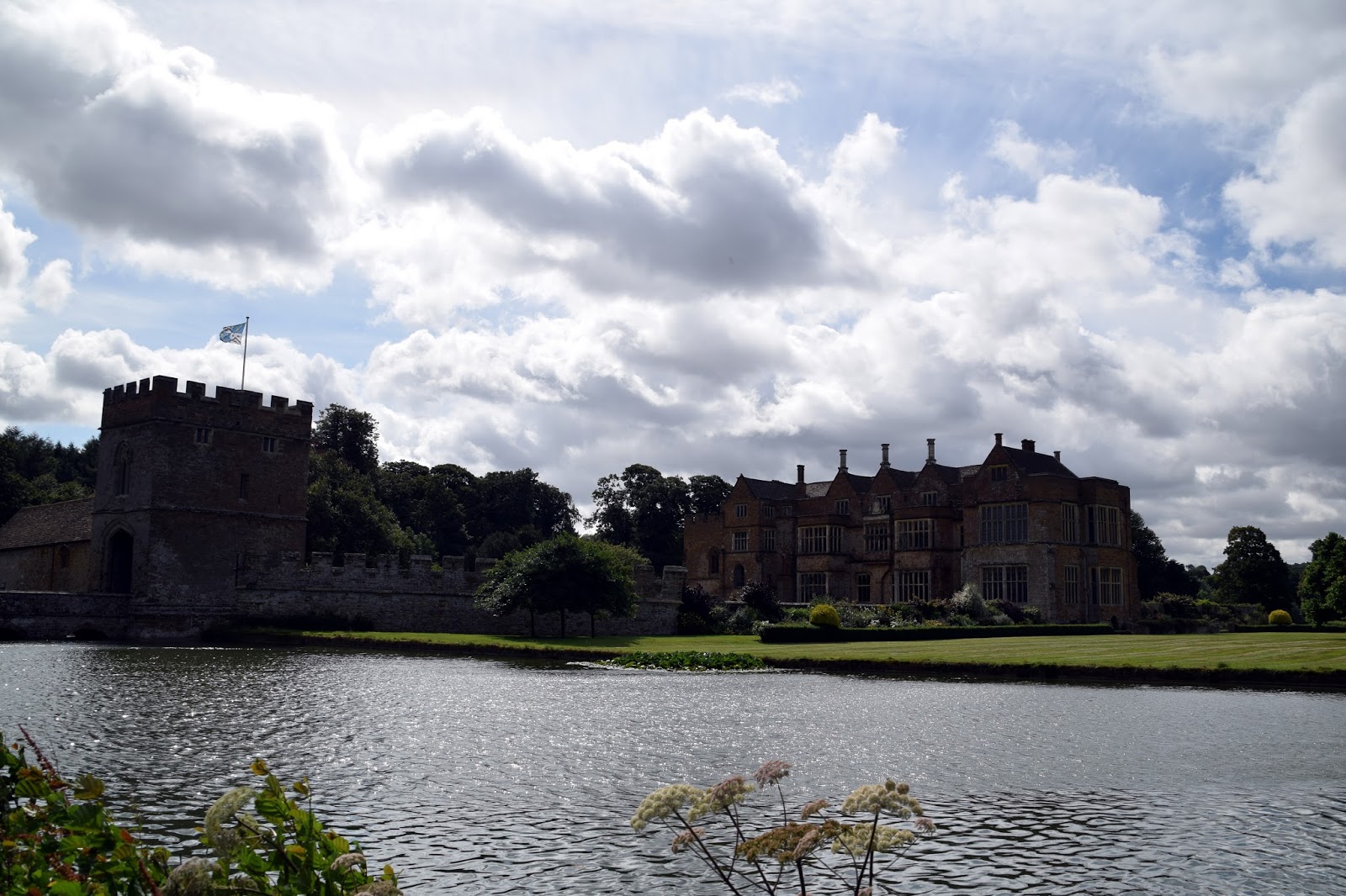 Enjoy your time with beautiful places: Broughton Castle
