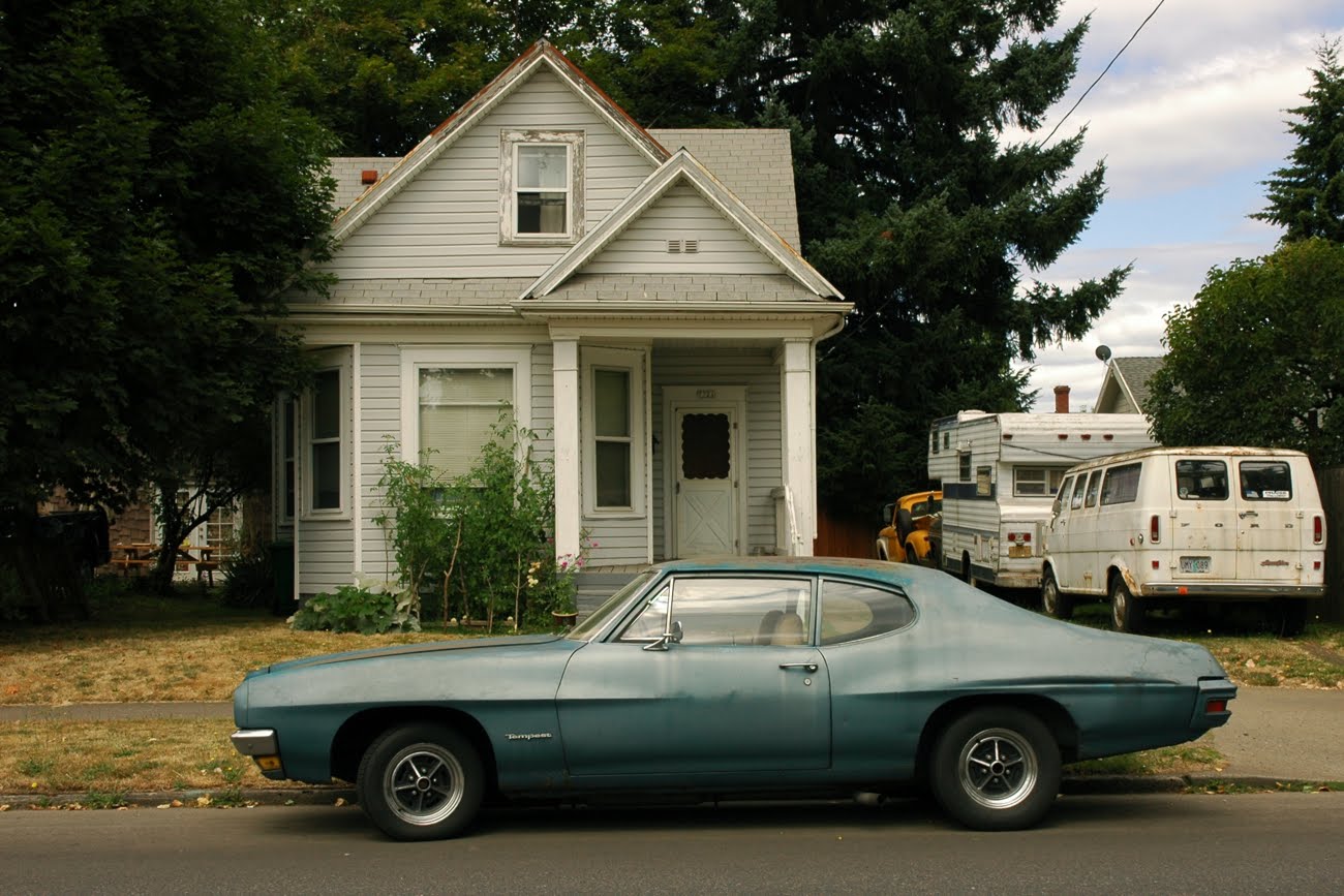 OLD PARKED CARS.: 1970 Pontiac Tempest.