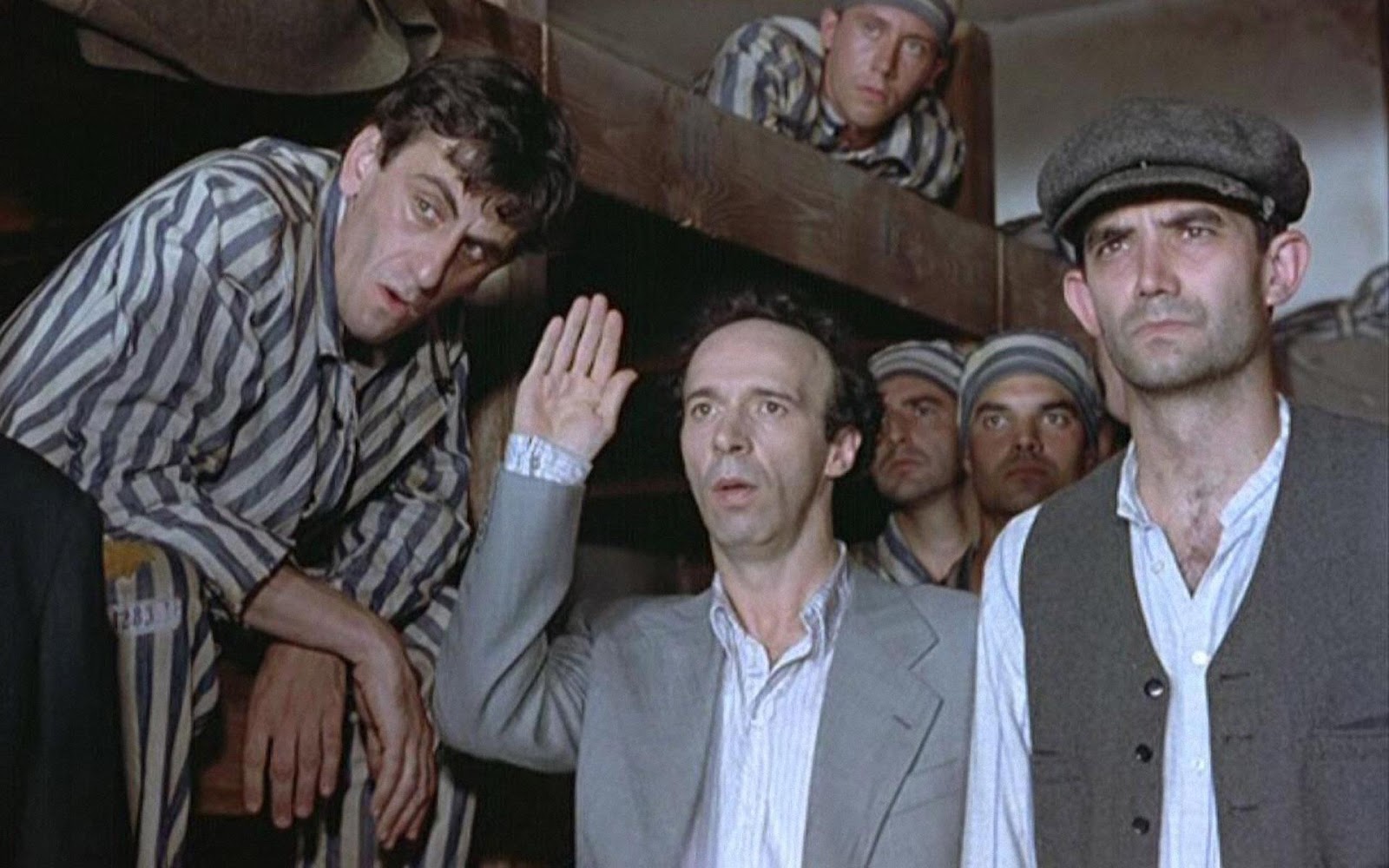 History Millitary 's Corner : เปิดหนังดู : Life is Beautiful (1997 ...