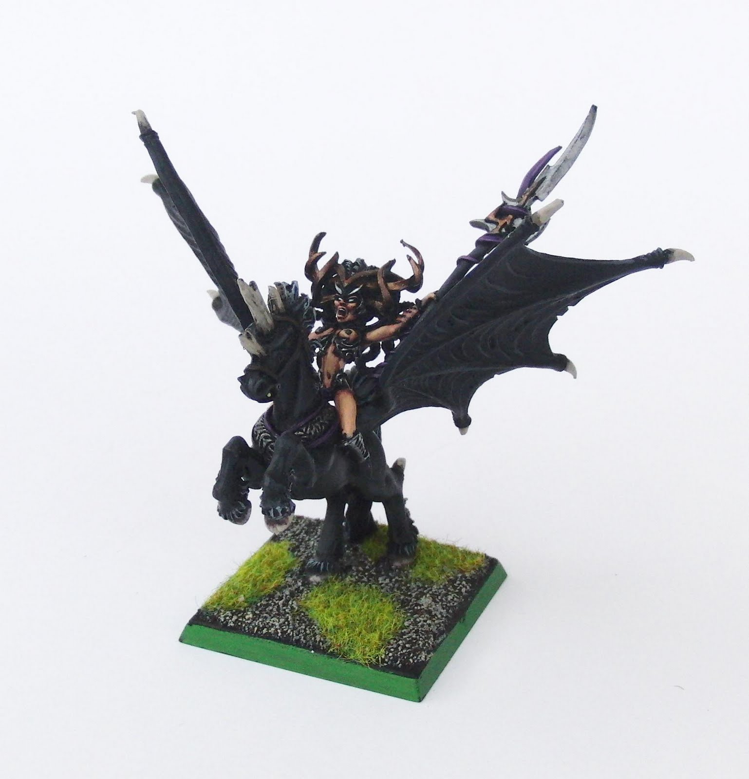 Miniaturas al detalle: Morathi en Pegaso Negro (Elfos Oscuros)