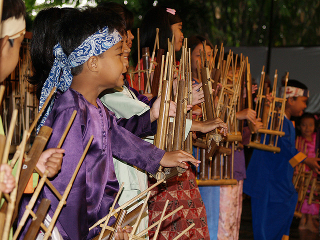 How to to playing Angklung (Part 1) | Traditional Music instruments