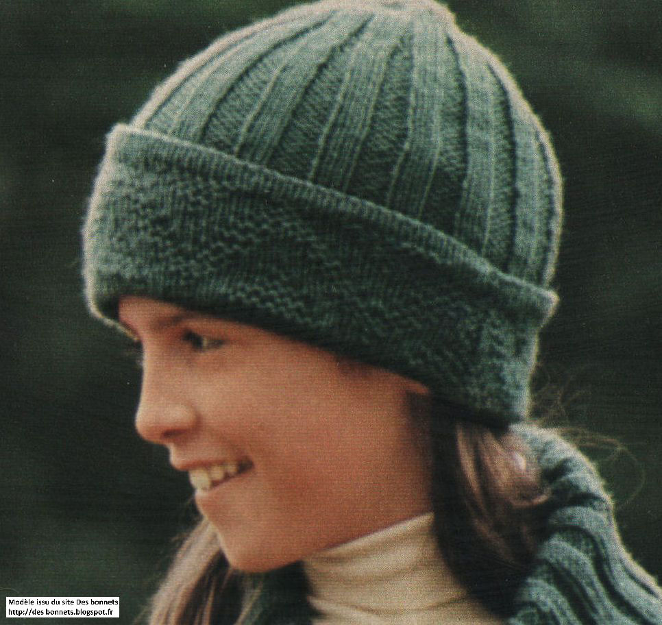 Bonnet enfant tricoté en côtes, jersey et point fantaisie