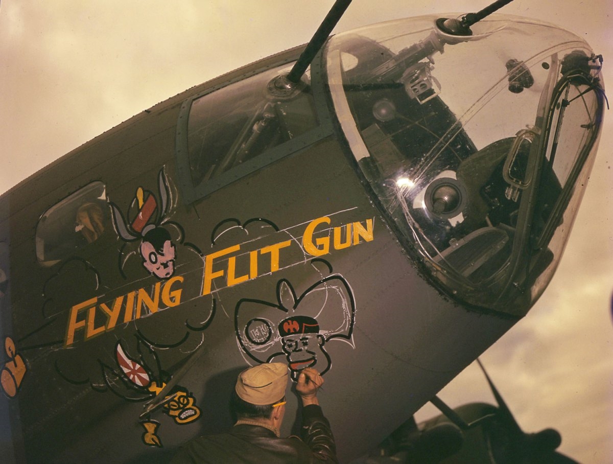 50 Color Vintage Photographs That Capture Amazing Nose Art Painted on ...