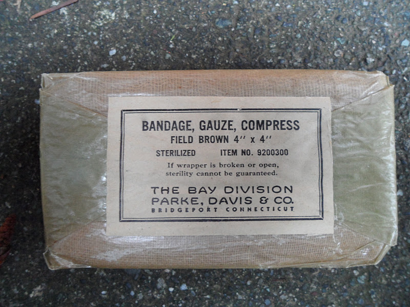 Four Bees: WW2 US Military First Aid Kit, 4 x 4 bandage, Parke Davis ...