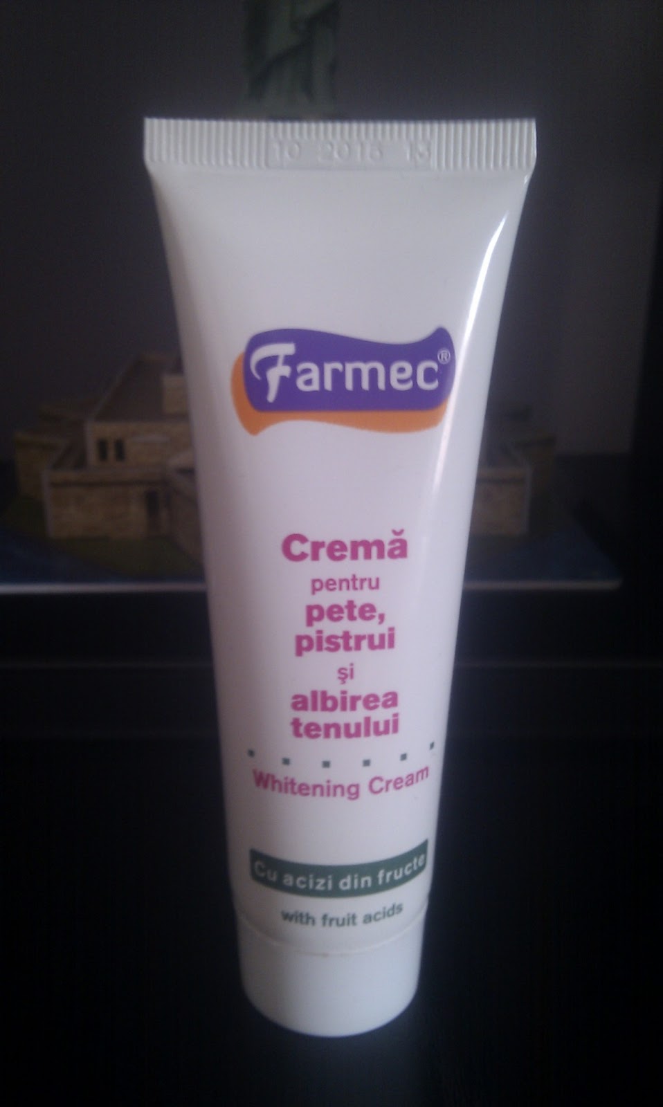 Geanta cu Produse: Crema pentru albirea tenului, pete si pistrui Farmec