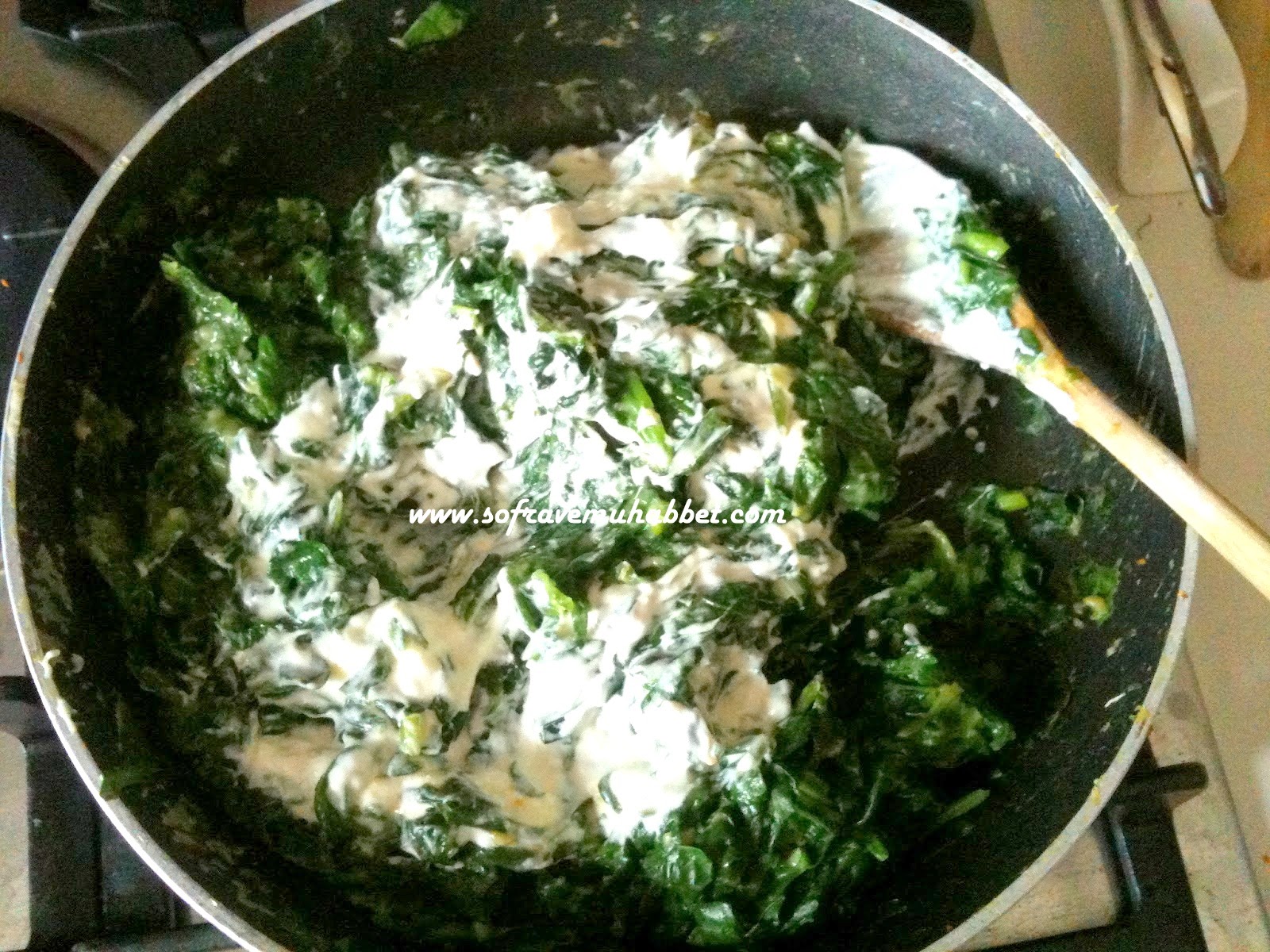 Sofra ve Muhabbet: YOGURTLU ISPANAK SALATASI