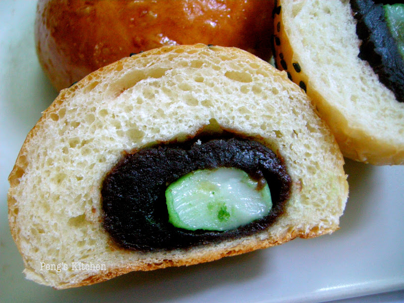 Peng's Kitchen: Red Bean Mochi Bun