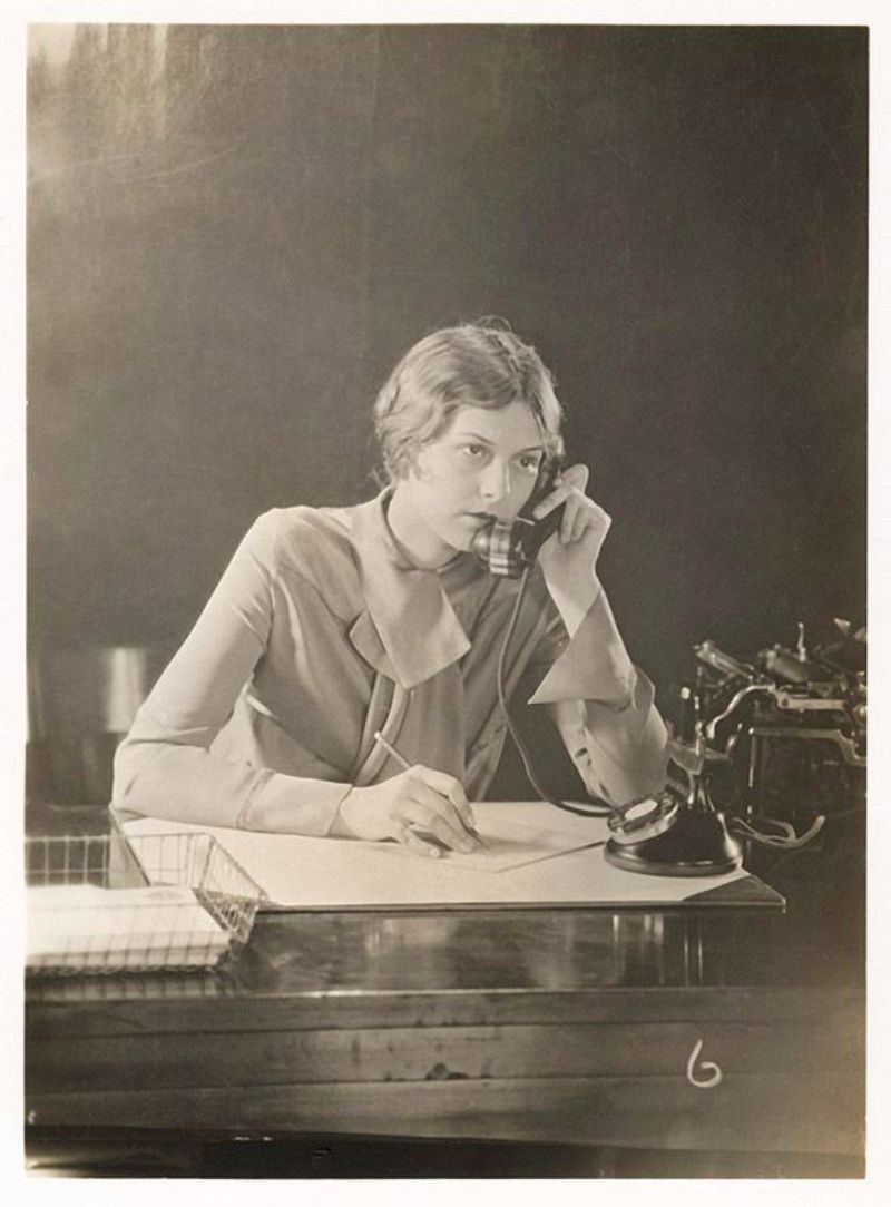 Yak Yak Yak! 16 Funny Candid Snapshots of People on Telephone From the ...